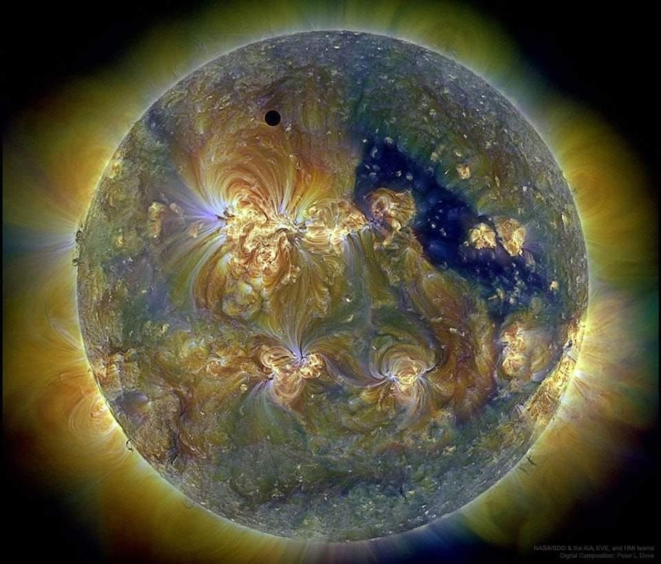 Le soleil photographié dans l’ultraviolet. Vénus est en haut à gauche ...